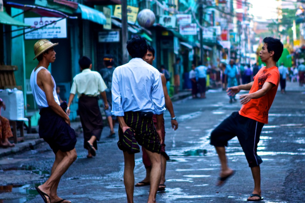 Le chinlone, sport-roi de Birmanie