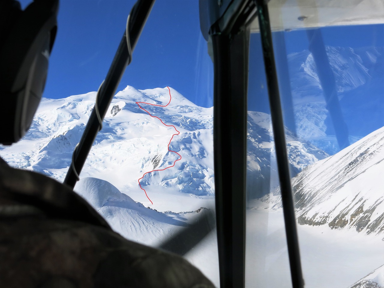 Une première femme escalade une montagne subarctique en hiver