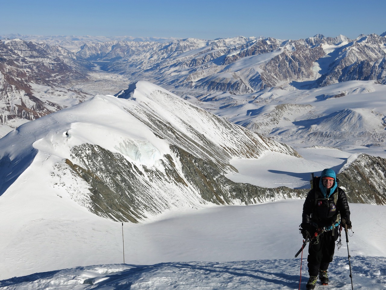 Une première femme escalade une montagne subarctique en hiver