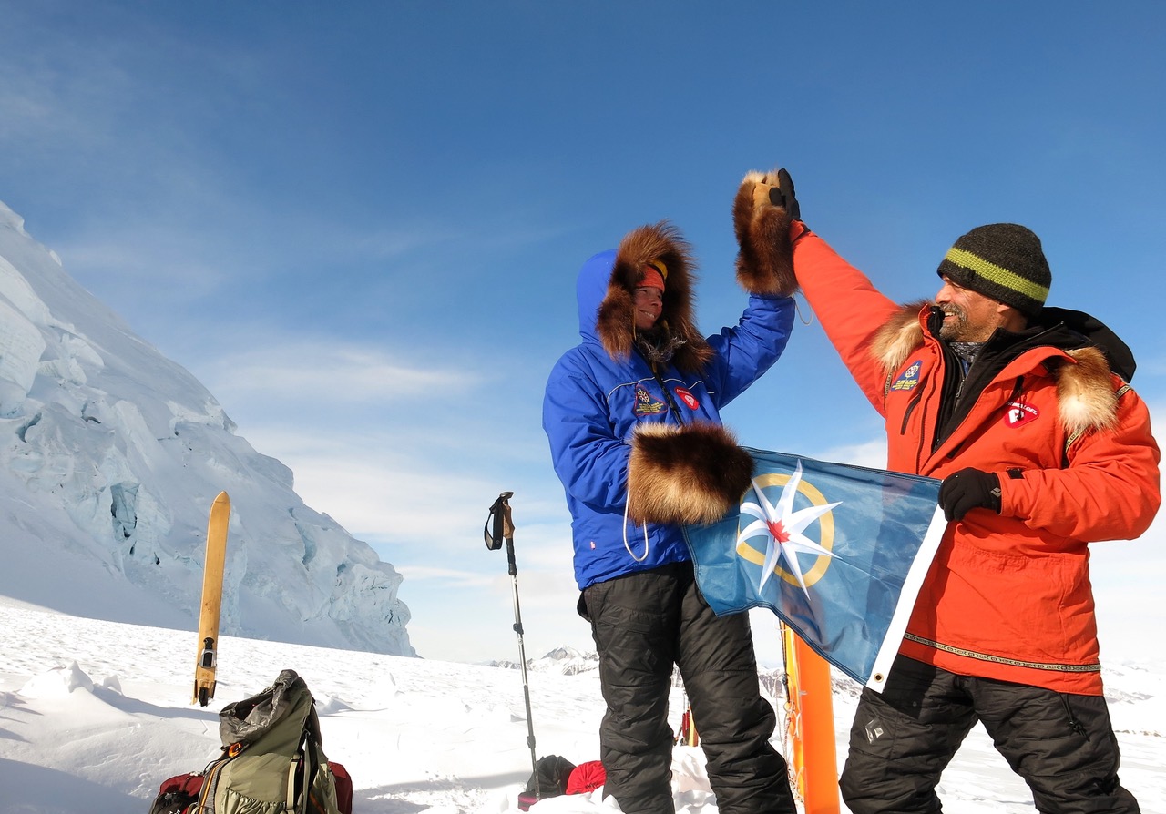 Une première femme escalade une montagne subarctique en hiver