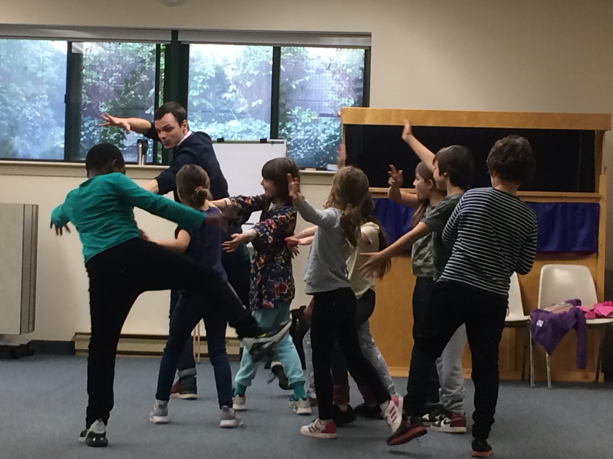 Les élèves apprennent l’art dramatique à la Bibliothèque publique de ...