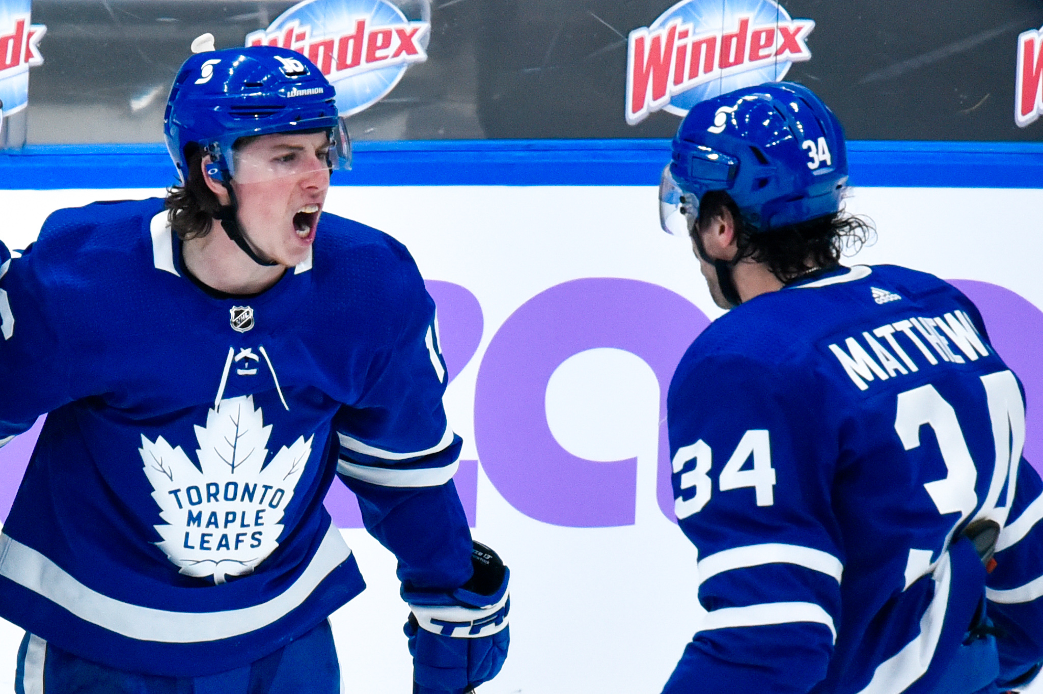 Auston Matthews et Mitch Marner s'occupent des Sénateurs
