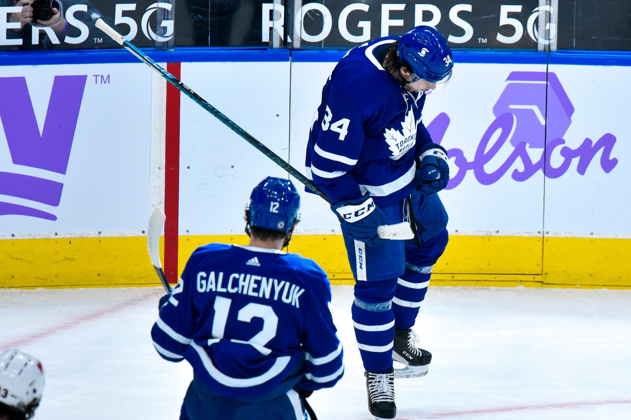 Auston Matthews et Mitch Marner s'occupent des Sénateurs