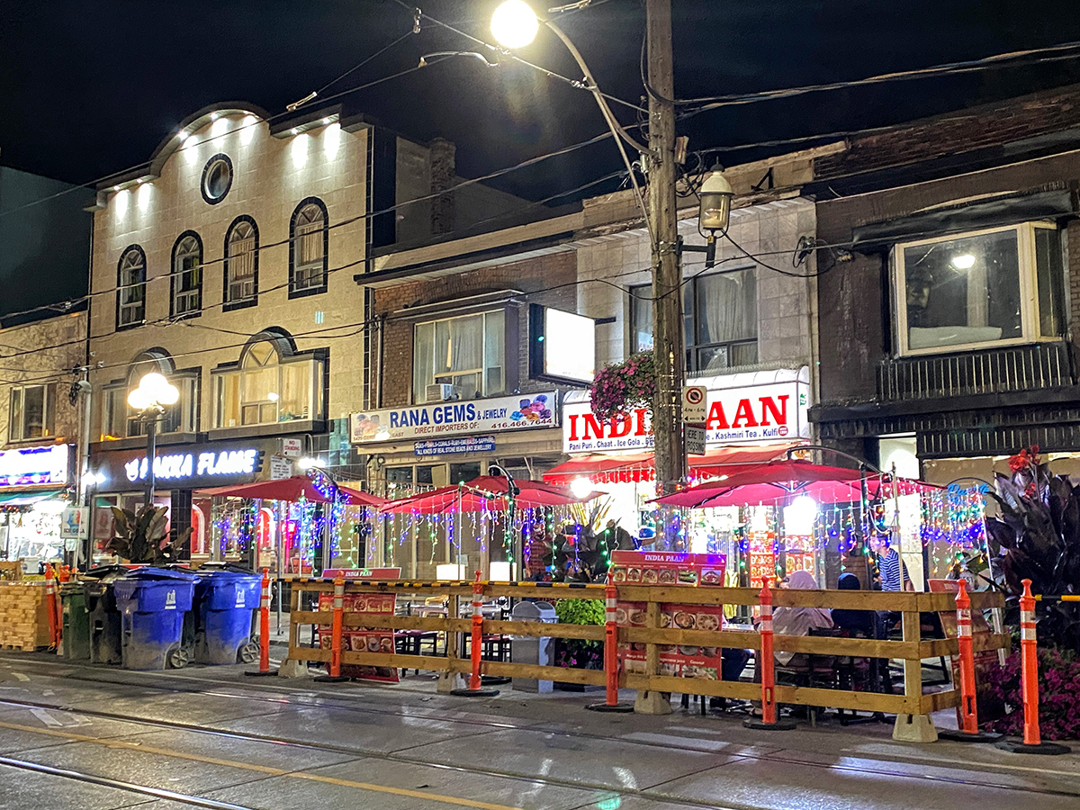 Balade de soirée d’été dans Little India aux vitrines rutilantes