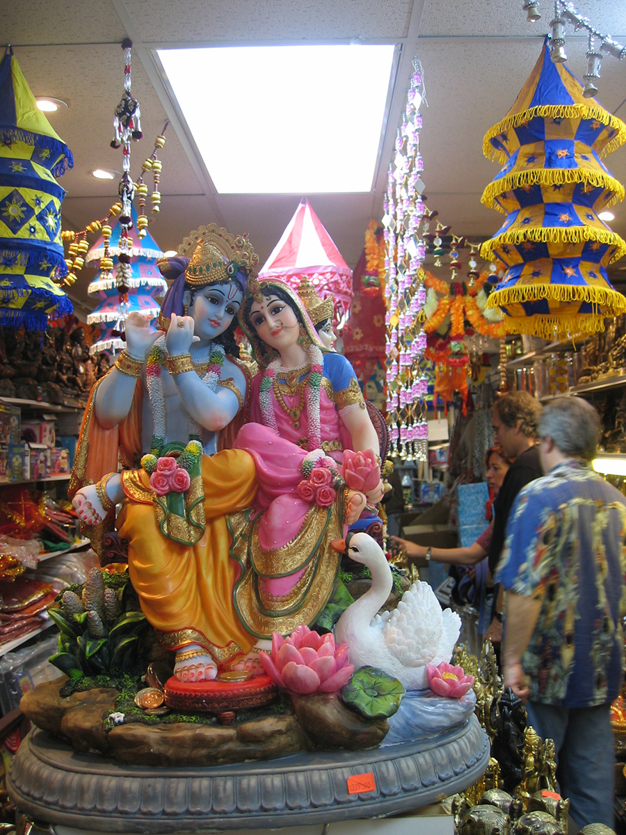 Balade de soirée d’été dans Little India aux vitrines rutilantes