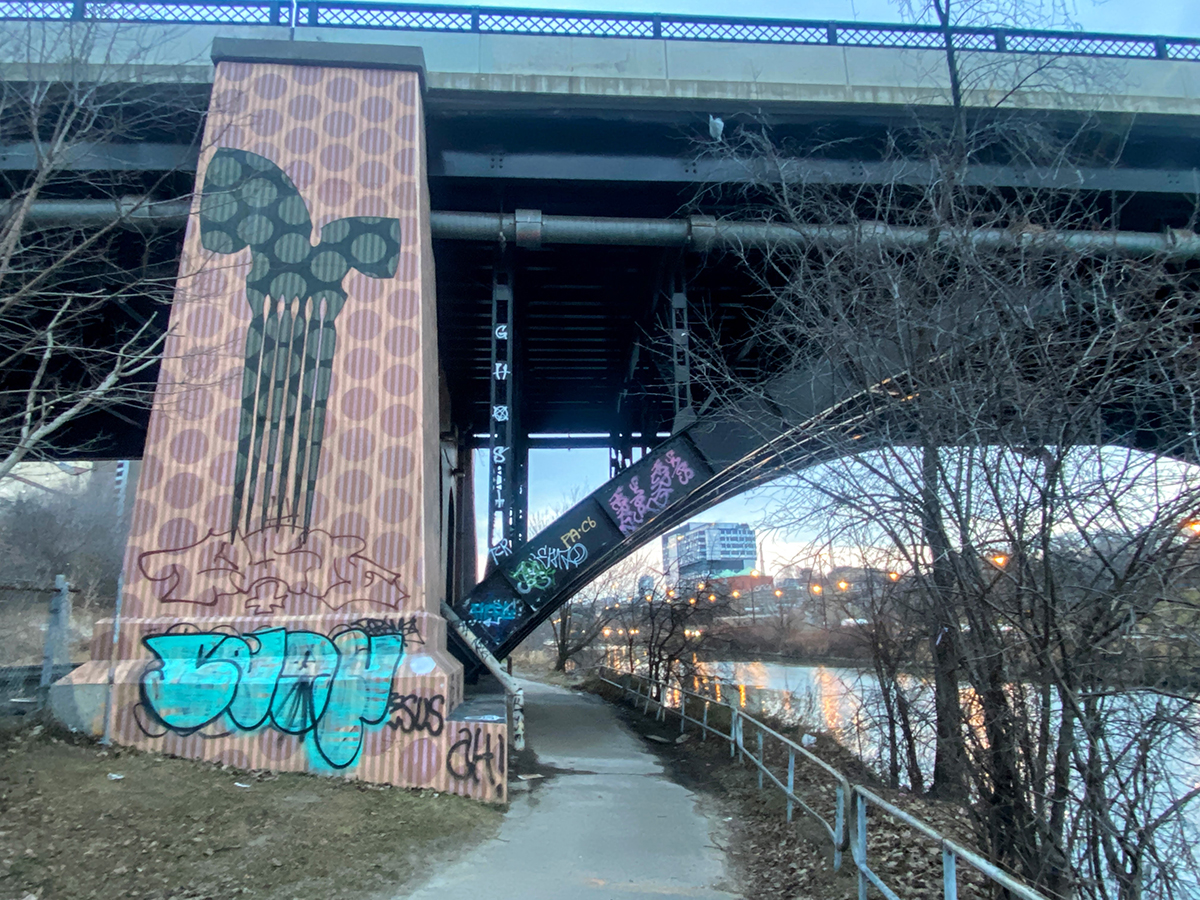 Un zoo la nuit… dans Riverside entre l’autoroute et la rivière Don