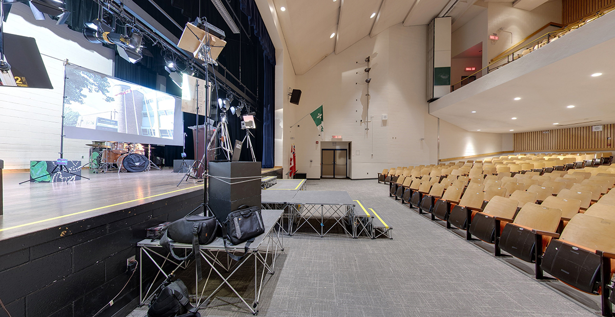 L’auditorium des écoles secondaires Saint-Frère-André et Toronto Ouest ...