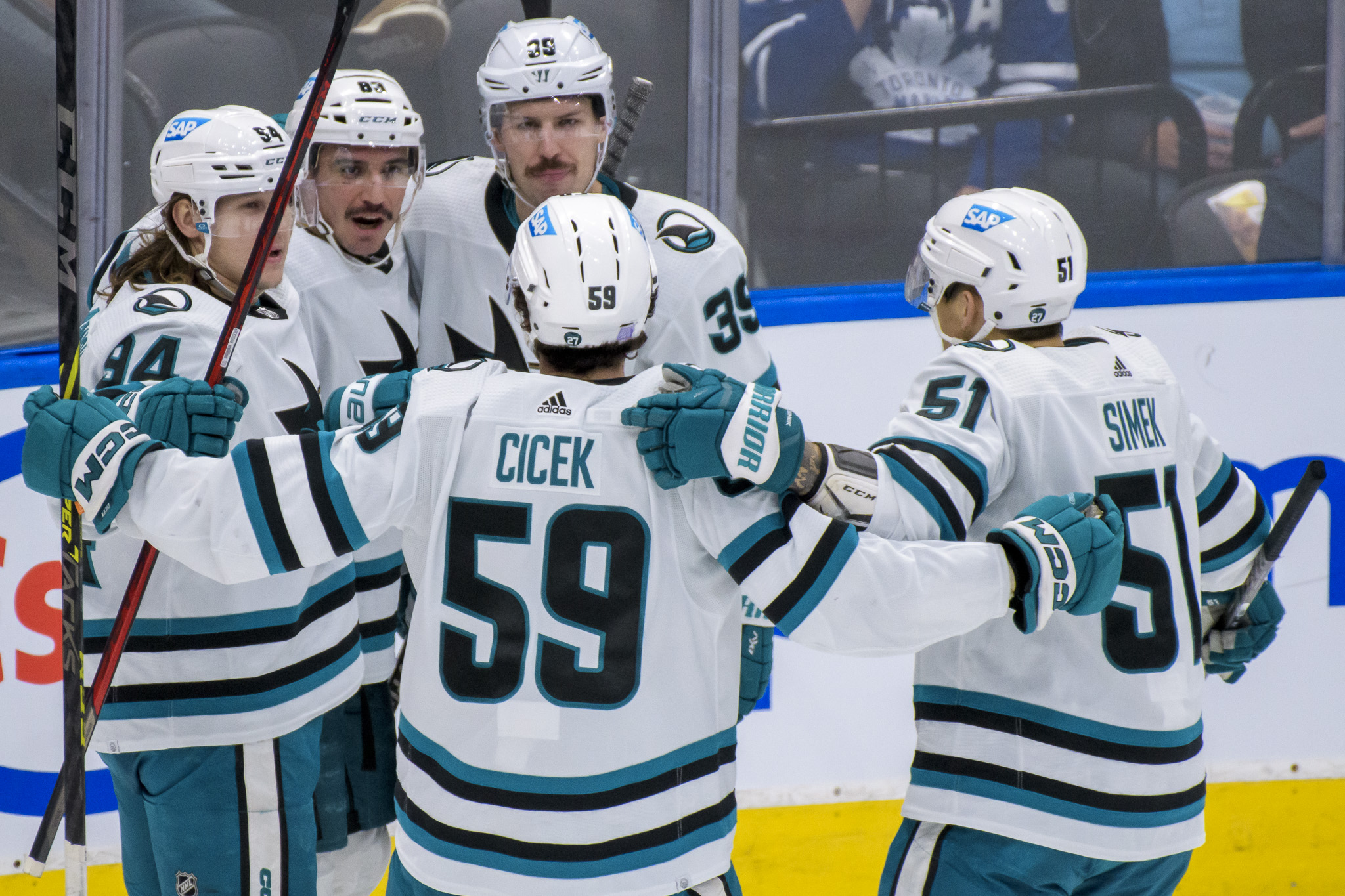 Mitch Marner égalise un record d'équipe dans la victoire des Leafs sur ...