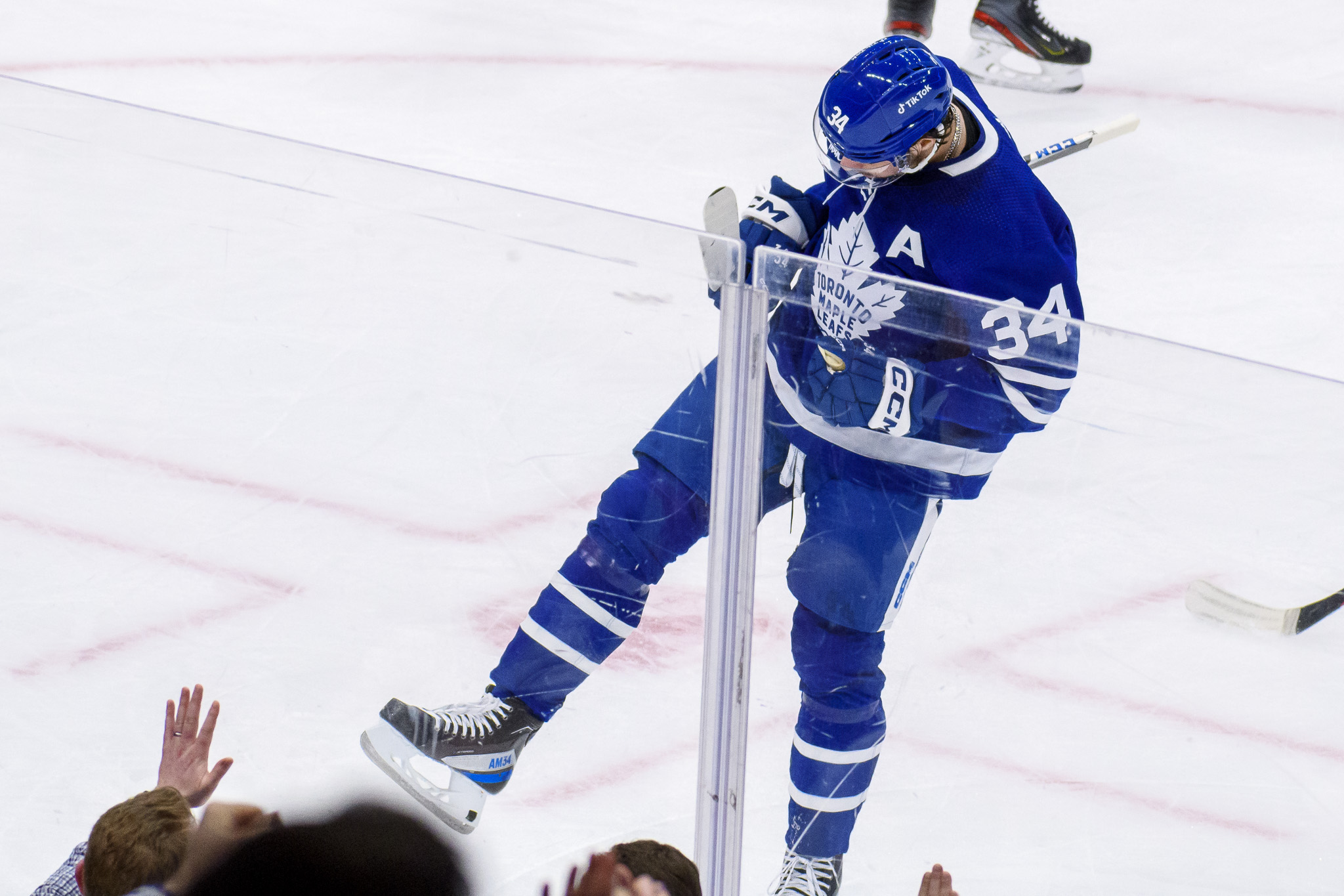 Les Maple Leafs écrasent les Blackhawks