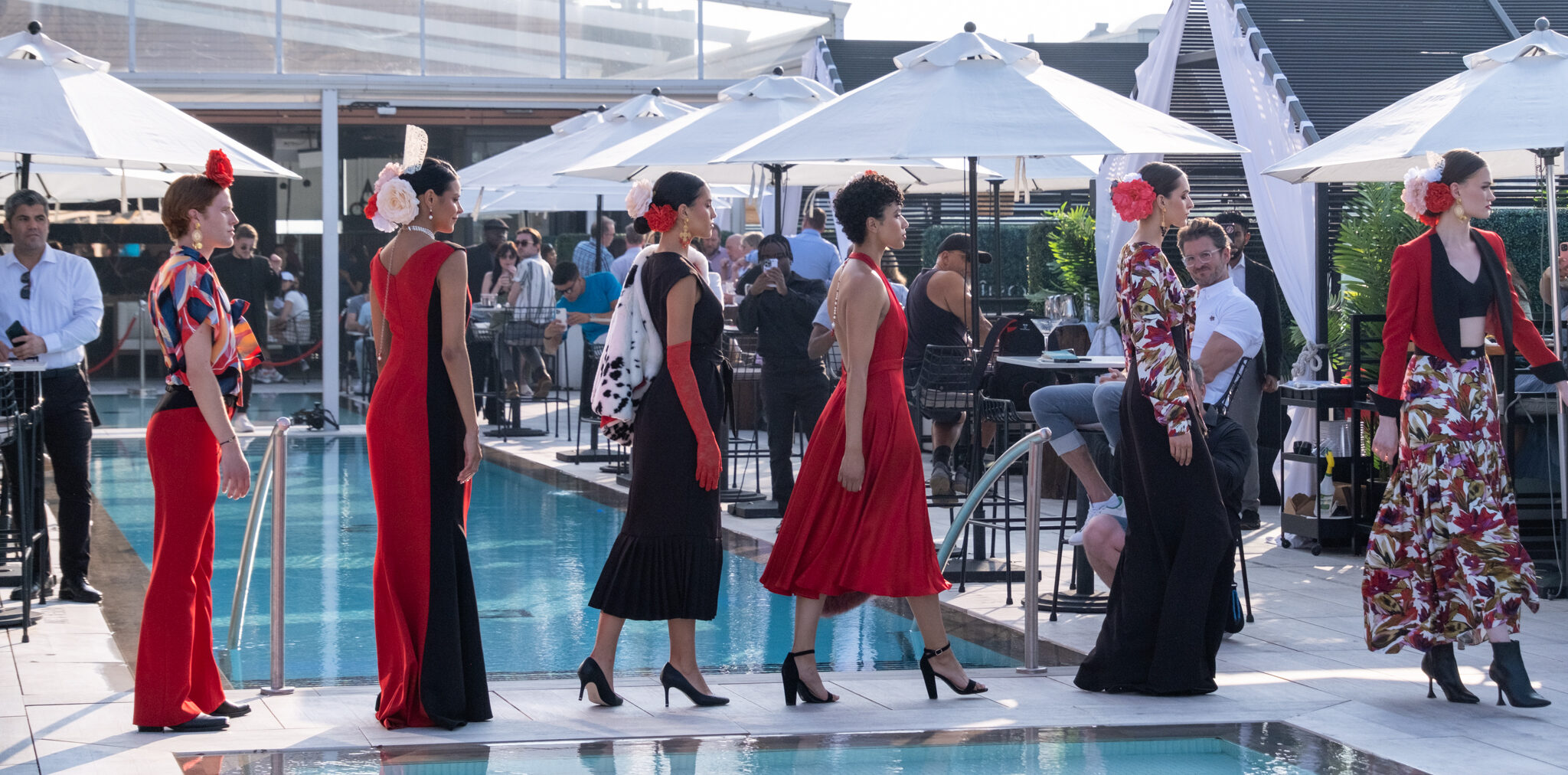 Le rouge de l'Espagne inspire la mode 2024 de Jon De Porter