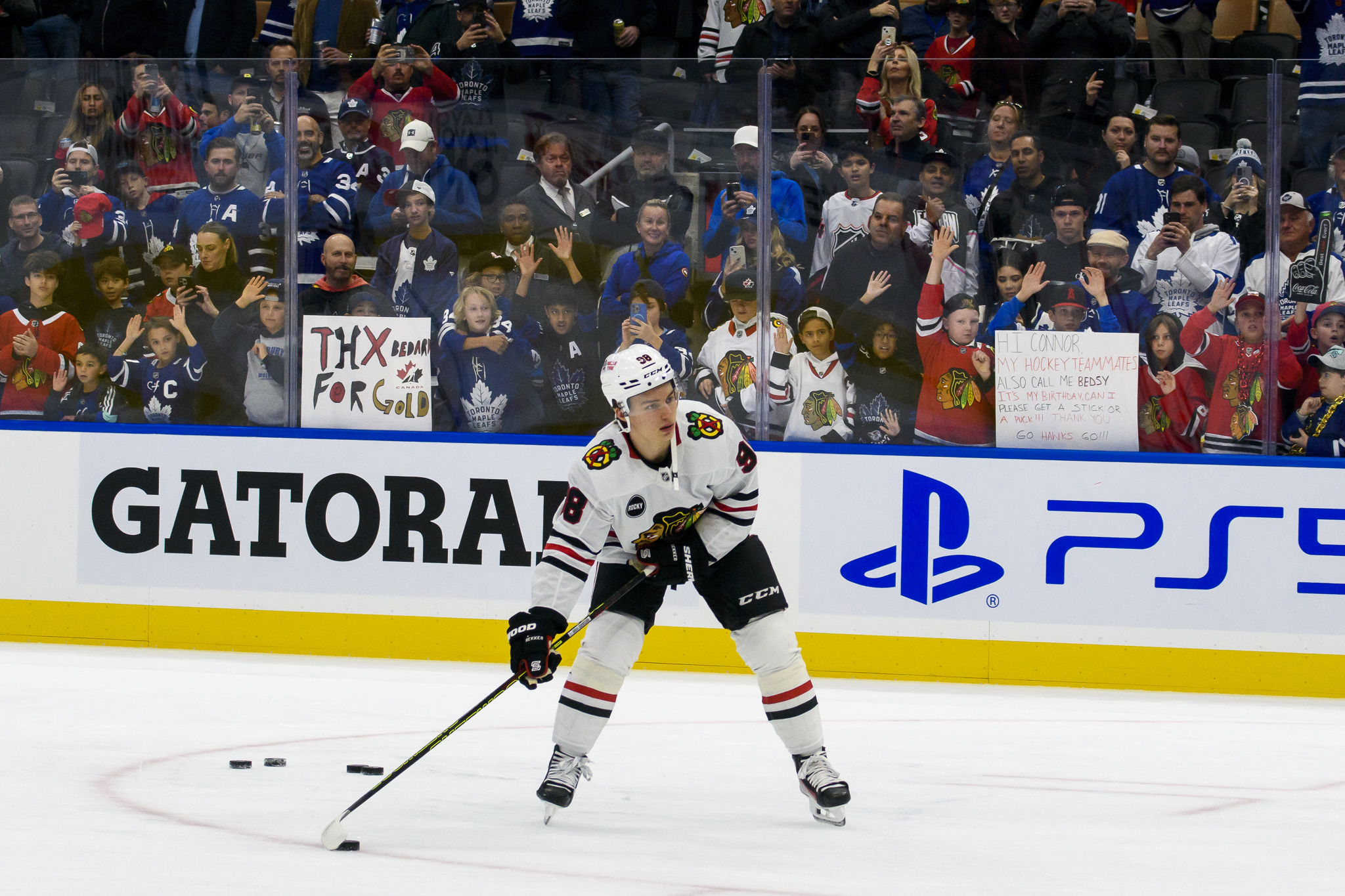 Connor Bedard et les Blackhawks attirent les foules et font mal paraître les Leafs