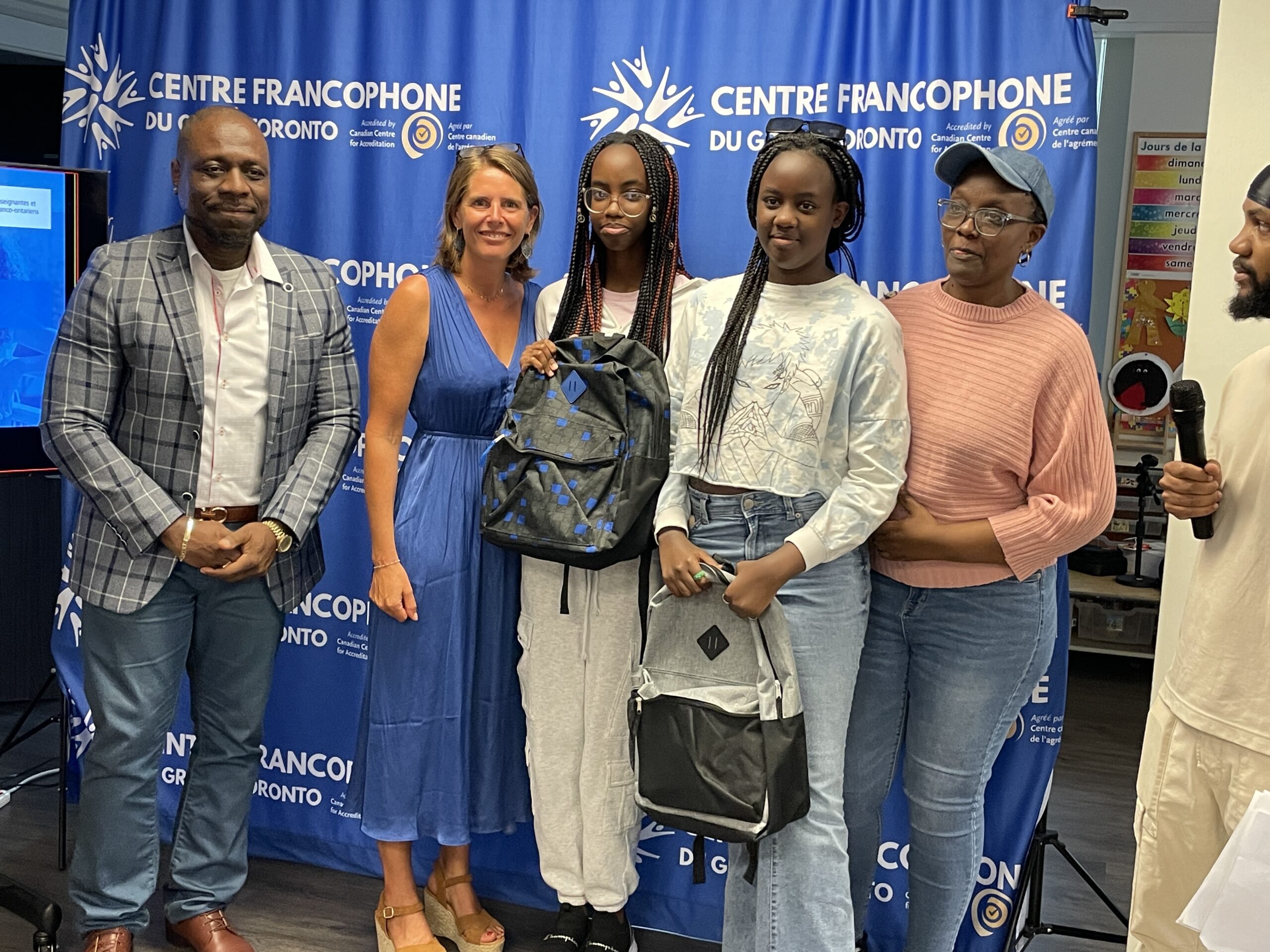 Le Centre francophone et l'AEFO distribuent 80 kits scolaires