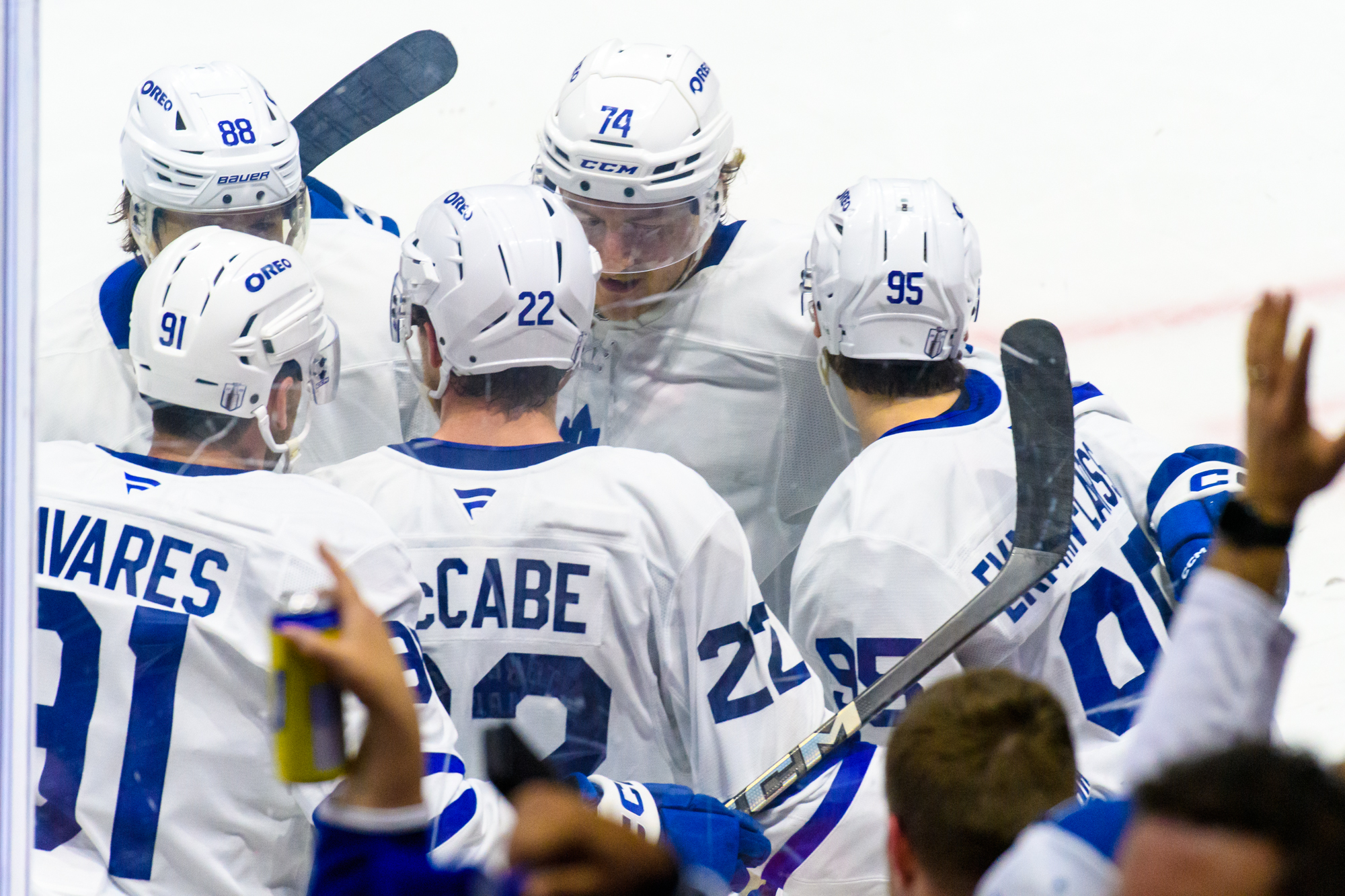 Les Maple Leafs remportent la bataille de l'Ontario et avancent au ...