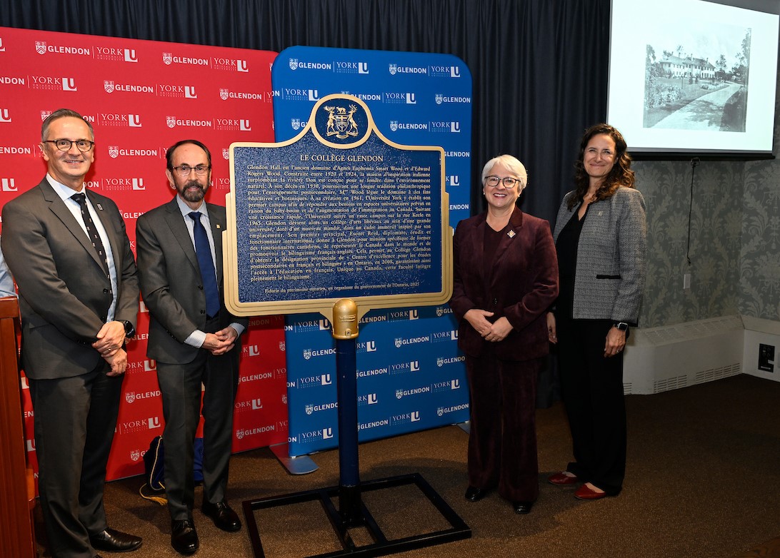 Une plaque provinciale reconnaît l'éducation bilingue à Glendon