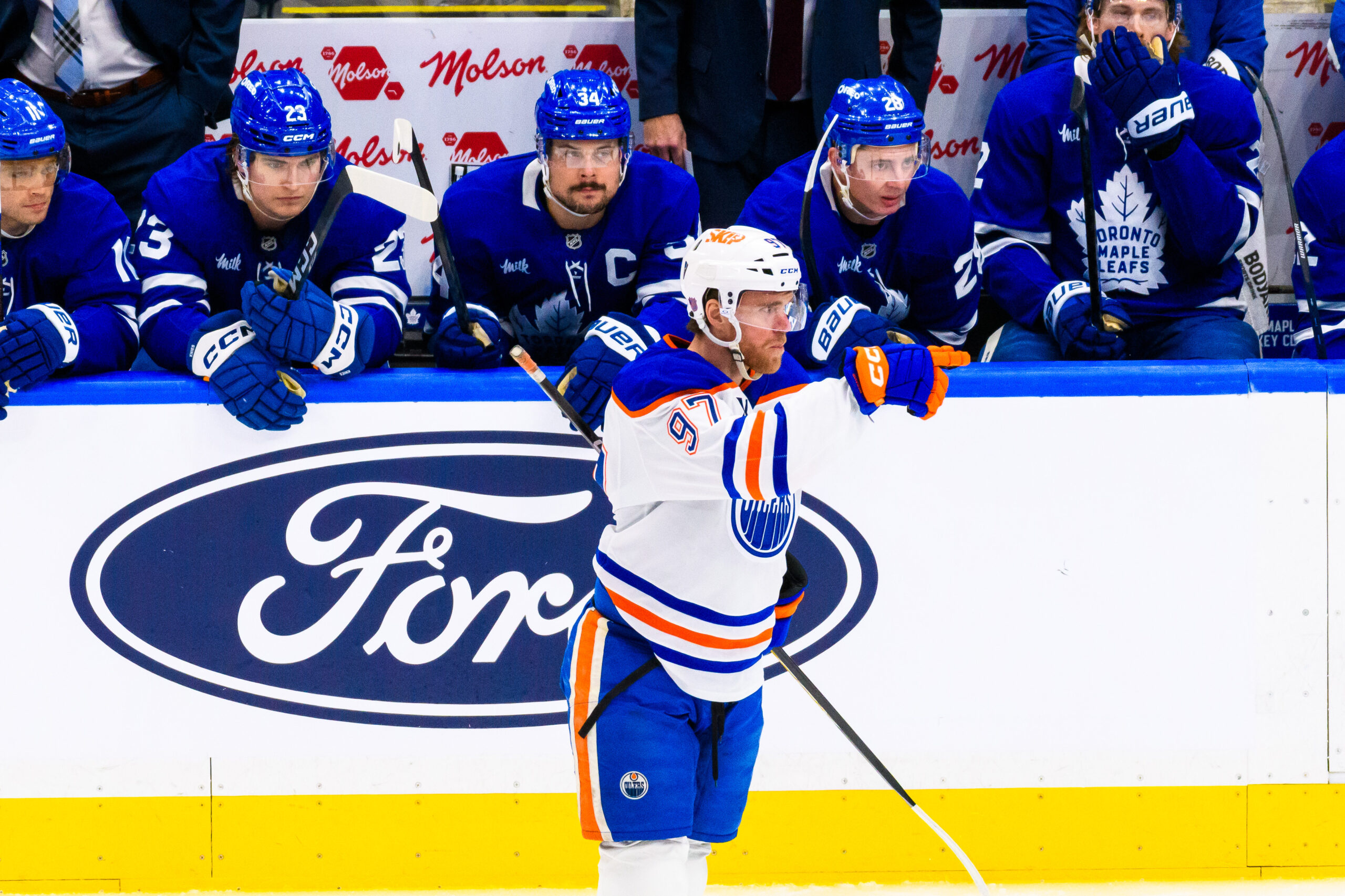 Connor McDavid vole la vedette et les Oilers s'amusent face aux Leafs